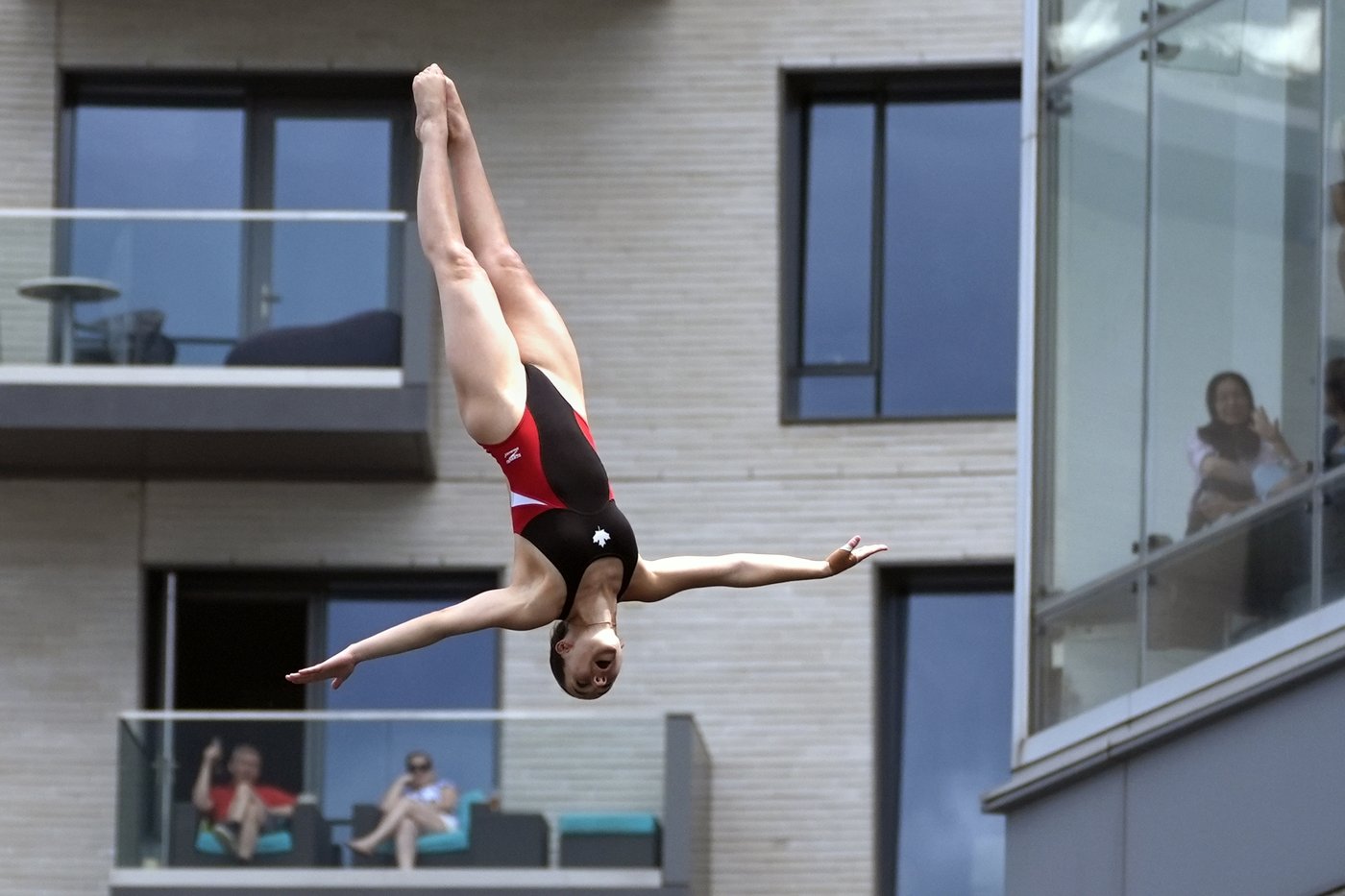 La Québécoise Simone Leathead et la série Red Bull Cliff Diving ...