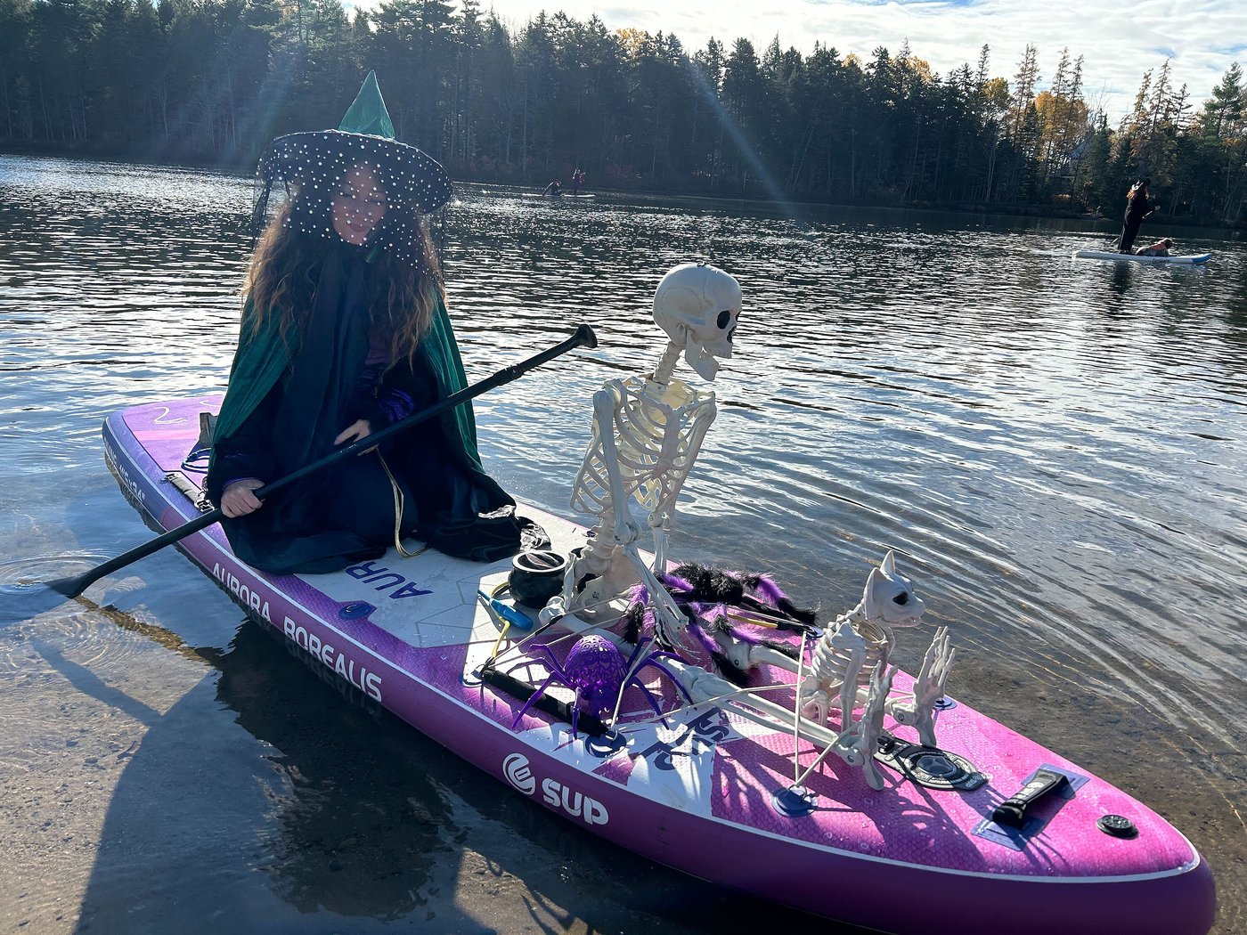 Des sorcières et des sorciers ont fait du kayak pour l'Halloween à ...